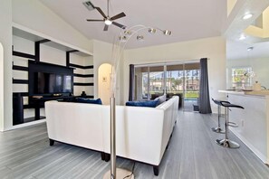 Villa, várias camas (600 Highlands Reserve) | Sala | TV de ecrã plano, leitor de DVD, ténis de mesa 