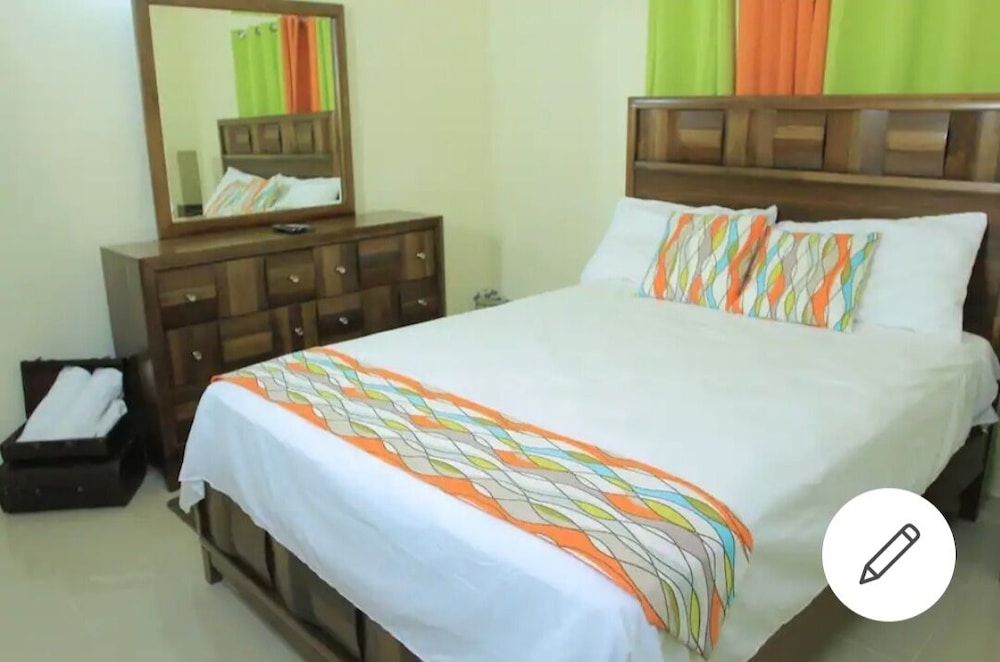 3 Bedrooms. 3 Bath Includes Super Suite. Pool - Jamaica