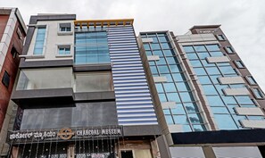 Um edifício moderno com uma placa indicando o Museu do Carvão no nível da rua.