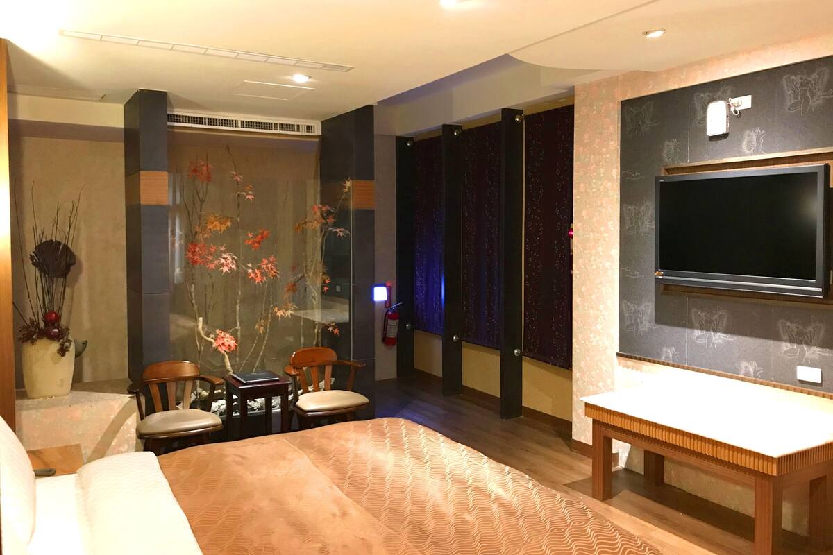 Quarto casal conforto, 1 cama Queen | Roupas de cama premium, cortinas blackout, Wi-Fi de cortesia