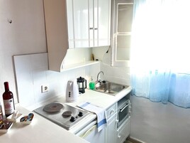 Uma cafeteira/bule, Minifrigorífico, uma placa de cozinha 