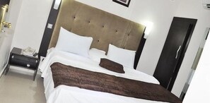 Quarto Standard | Cofre no quarto, secretária 
