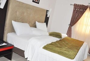 Quarto standard | Cofres nos quartos, escrivaninha, espaço de trabalho para notebook