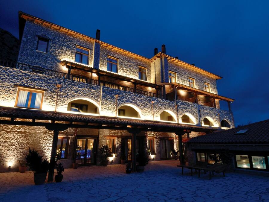 Fachada da propriedade à noite