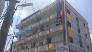 Um edifício de vários andares com varandas, identificado como 