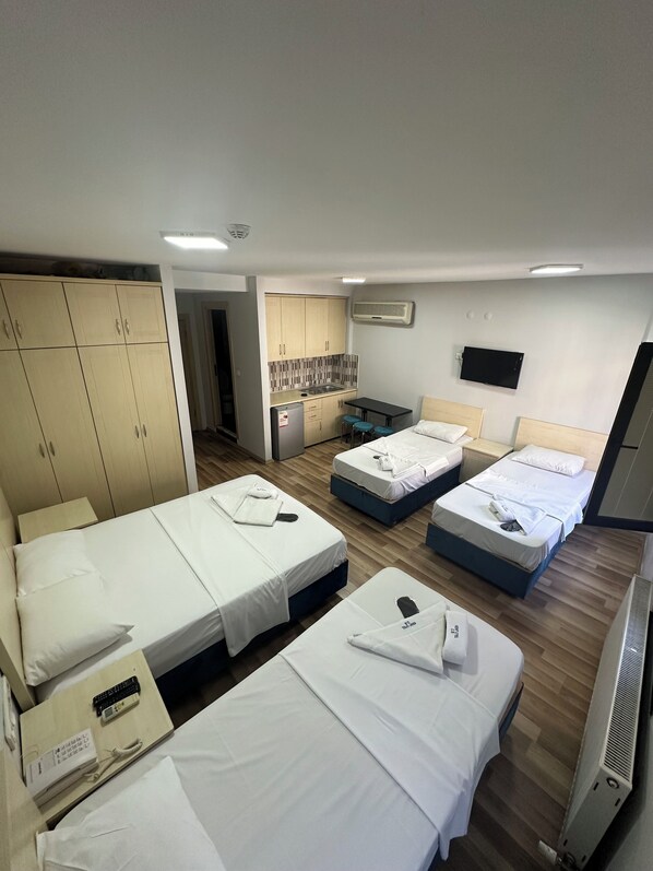 Quarto triplo família | Roupas de cama premium, espaço de trabalho para notebook