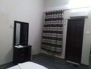 Quarto Individual Básico | Com decoração personalizada, com mobília individualizada 