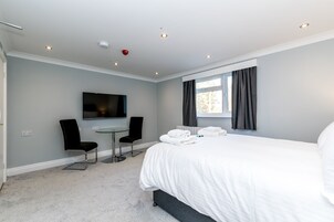 1 quarto, com decoração personalizada, com mobília individualizada 