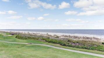 Apartamento em Condomínio Fechado | Praia | Na praia