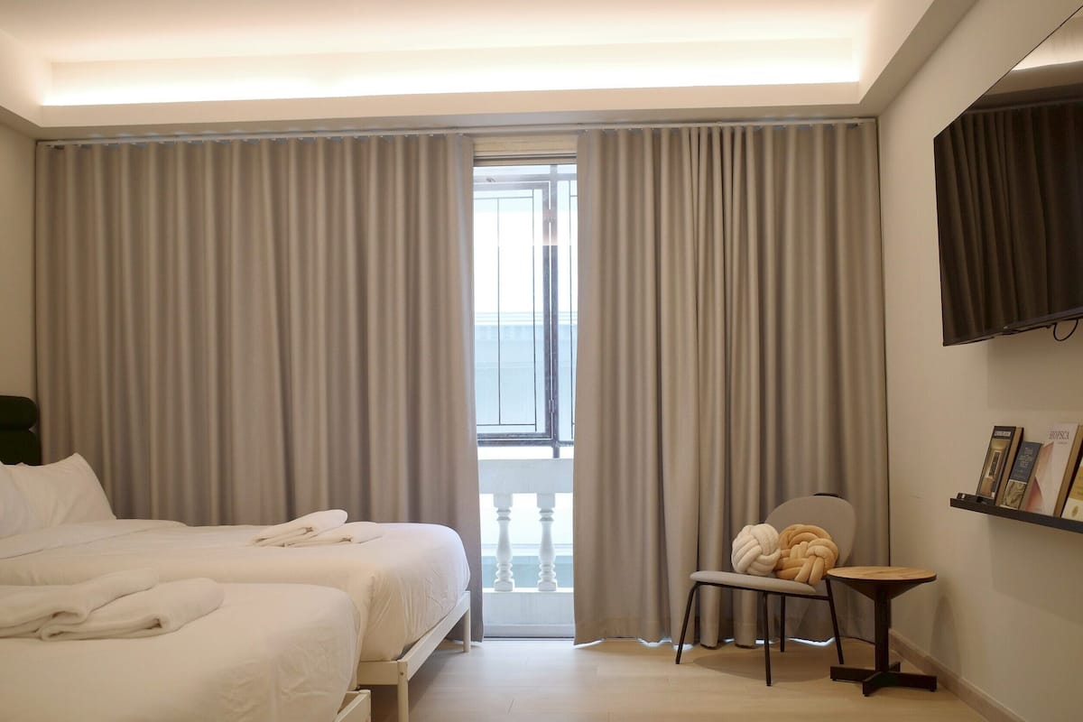 Quarto quádruplo design, 2 camas Queen, sacada | Frigobar (abastecido com itens grátis), escrivaninha