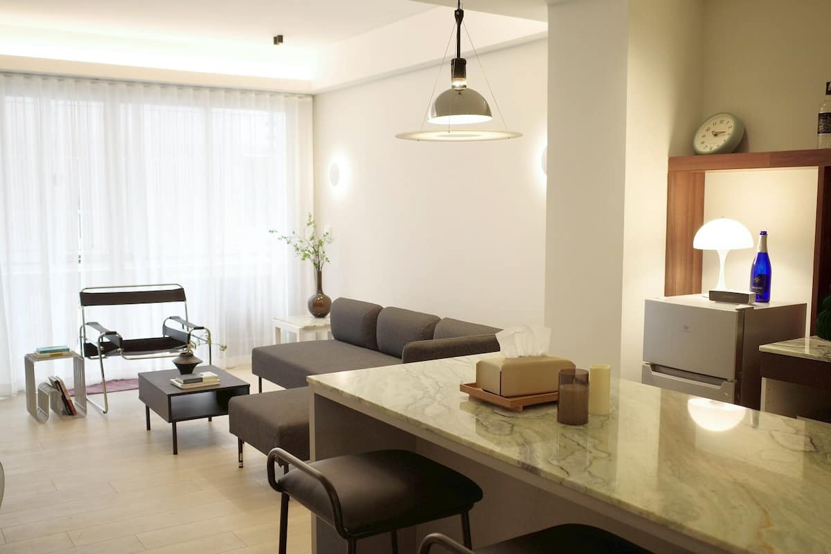 Suíte design, 2 quartos, sacada | Cozinha privada | Frigobar, micro-ondas, cafeteira/chaleira, chaleira elétrica