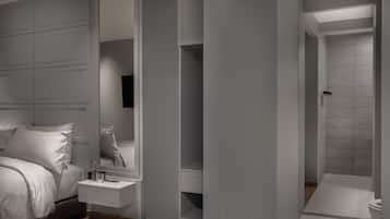 Quarto moderno com cama, mesa de cabeceira e um espelho grande.
