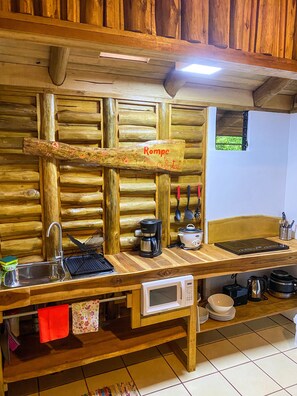 Apartamento Comfort | Cozinha privada | Um frigorífico/congelador grande, um micro-ondas, uma placa de cozinha 