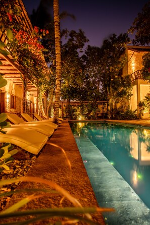 Piscina externa, funciona das 9h às 21h, espreguiçadeiras