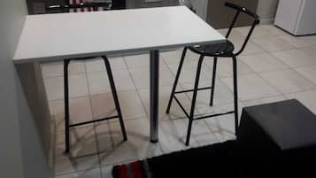 Apartamento conforto, 1 cama de casal | Opções para refeição no quarto