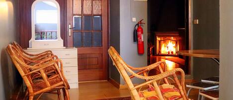 Casa, 5 quartos (I) | Sala de estar | TV de ecrã plano, lareira