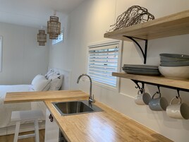 Um frigorífico, um micro-ondas, uma placa de cozinha 