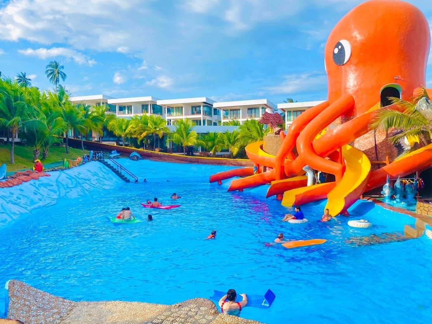Piscina externa, funciona das 8h às 18h, guarda-sóis, espreguiçadeiras