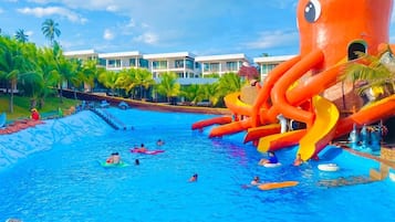 Piscina externa, funciona das 8h às 18h, guarda-sóis, espreguiçadeiras