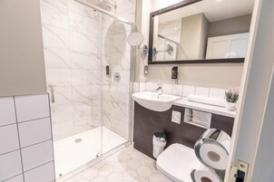 Quarto Duplo Deluxe | Casa de banho | Produtos de higiene exclusivos, um secador de cabelo