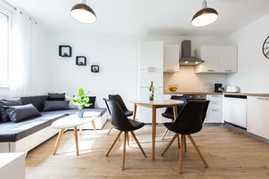 Apartamento, 1 quarto | Sala de estar | TV de ecrã plano 