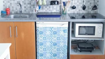 Estúdio básico | Cozinha privada | Refrigerador em uma área comum, fogão, cooktop