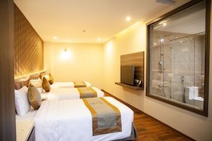 Quarto Triplo Deluxe | Minibar, cofre no quarto, secretária, cortinas/cortinados opacos 