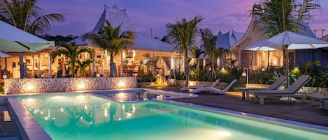 Piscina externa, funciona das 7h às 20h, guarda-sóis, espreguiçadeiras