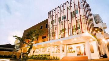 Fachada do alojamento (tarde/noite)