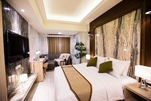 Quarto casal exclusivo | Edredons de pluma, camas Tempur-Pedic, escrivaninha, cortinas blackout