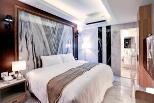 Quarto Duplo Cidade | Edredões de penas, camas de colchão Tempur-Pedic, secretária