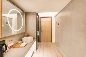 Quarto Duplo Elite | Casa de banho | Um polibã, artigos de higiene pessoal grátis, um secador de cabelo 