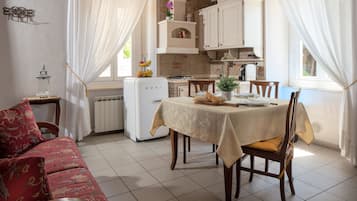 Apartamento Tradicional, 1 quarto (Casale 6) | Sala de estar | Televisor de ecrã plano de 50 cm com canais de TV premium, televisor