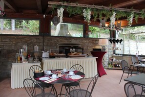 Pequeno-almoço tipo buffet diário (10 EUR por pessoa) 