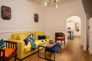 Apartamento, 2 quartos | Sala de estar | TV LCD