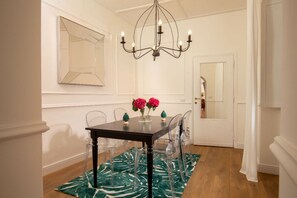 Apartamento, 2 quartos | Opções para refeição no quarto