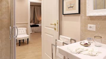 Apartamento, 2 quartos | Banheiro | Chuveiro, chuveiro com efeito de chuva, secador de cabelo