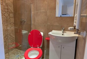 Apartamento Standard | Casa de banho | Um polibã, um secador de cabelo, toalhas fornecidas, sabão 