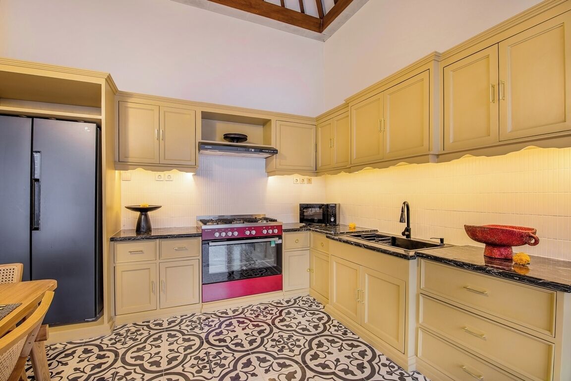 Villa Familiar, 3 quartos | Cozinha privada | Um frigorífico, um micro-ondas, um forno, uma placa de cozinha 