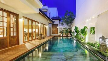 Piscina exterior, guarda-sóis, espreguiçadeiras