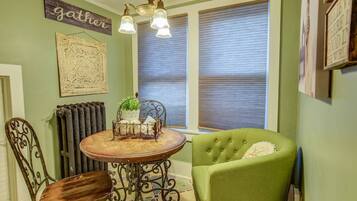 Casa (4 Bedrooms) | Cozinha privada | Um forno