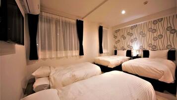 Quarto Quádruplo Standard, não fumadores | Edredões de penas, secretária