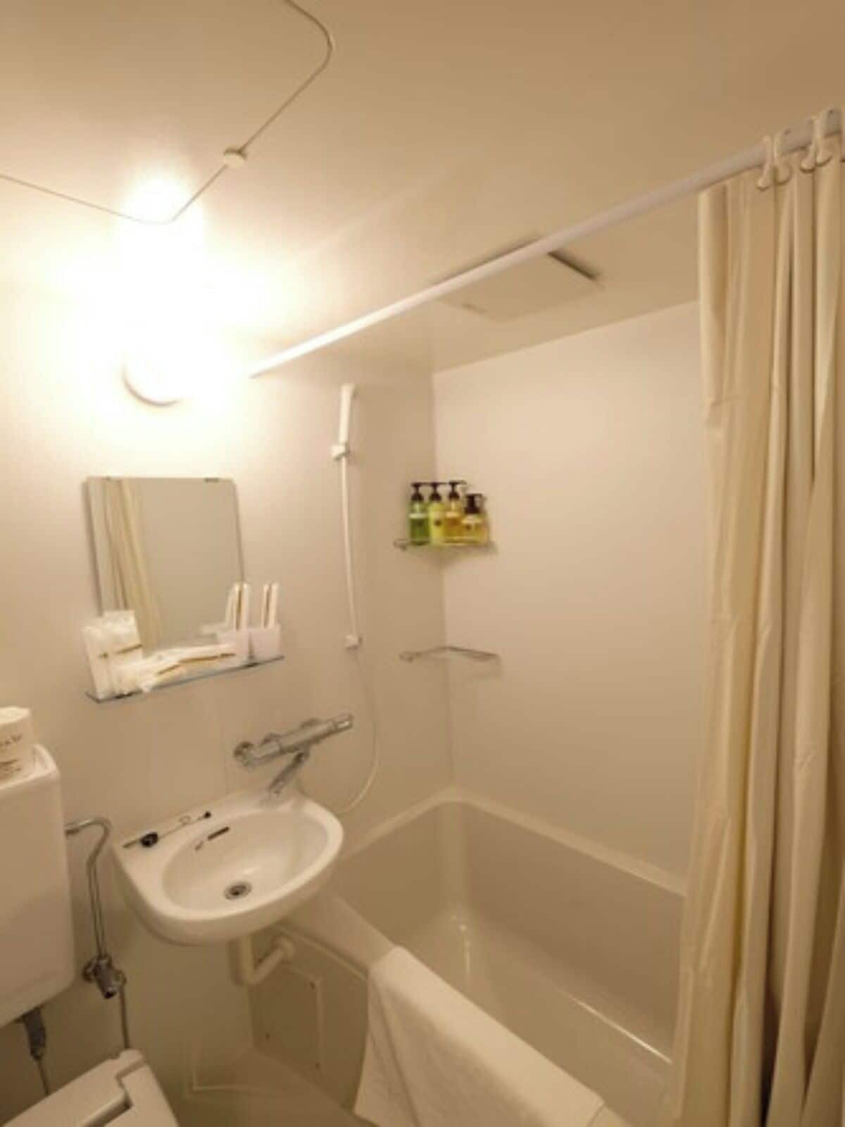 Uma combinação polibã/banheira, artigos de higiene pessoal grátis 