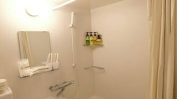 Uma combinação polibã/banheira, artigos de higiene pessoal grátis