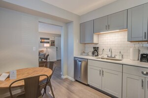 Apartamento (2 Bedrooms) | Cozinha privada | Fogão, chaleira elétrica