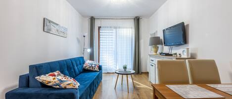 Apartamento | Sala de estar | TV de ecrã plano
