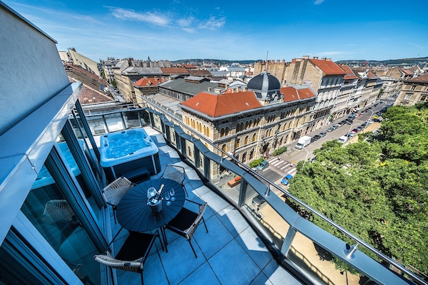 Corner Suite with Terrace and Jacuzzi | Terraço/pátio interior