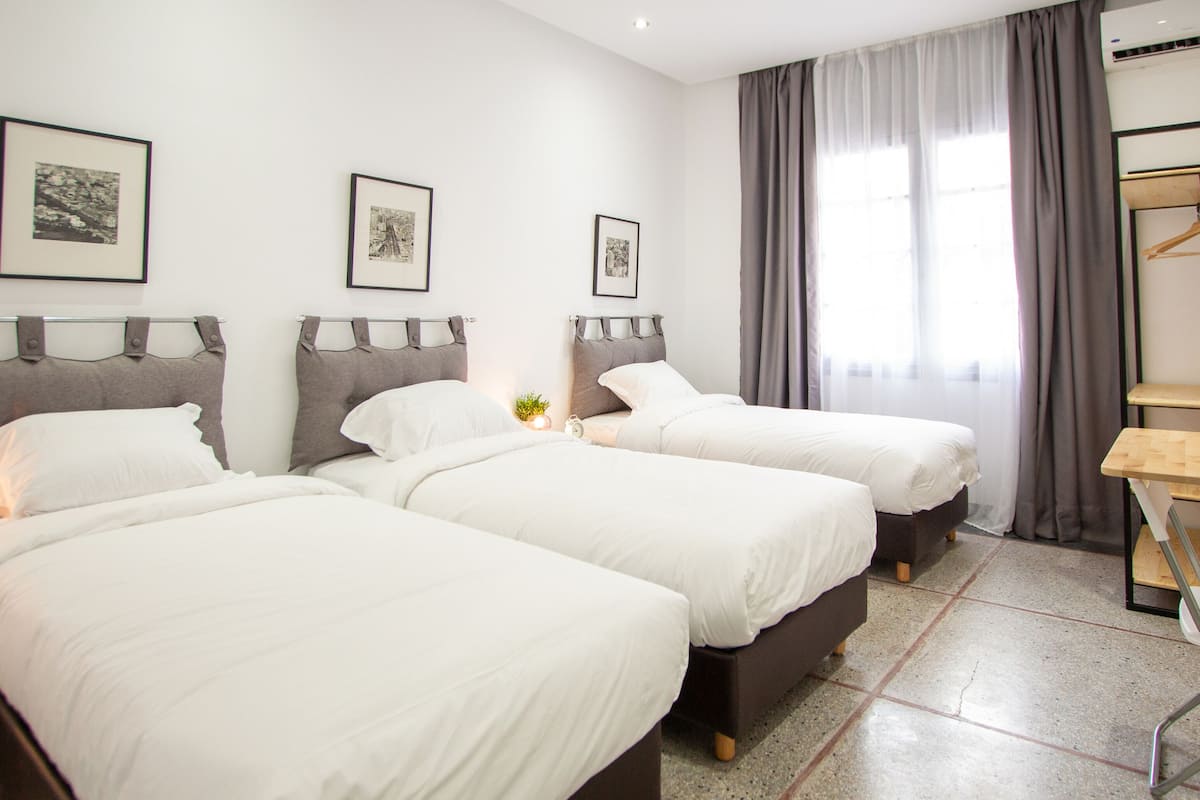 Quarto Triplo Familiar | Roupa de alta qualidade, edredões de penas, secretária