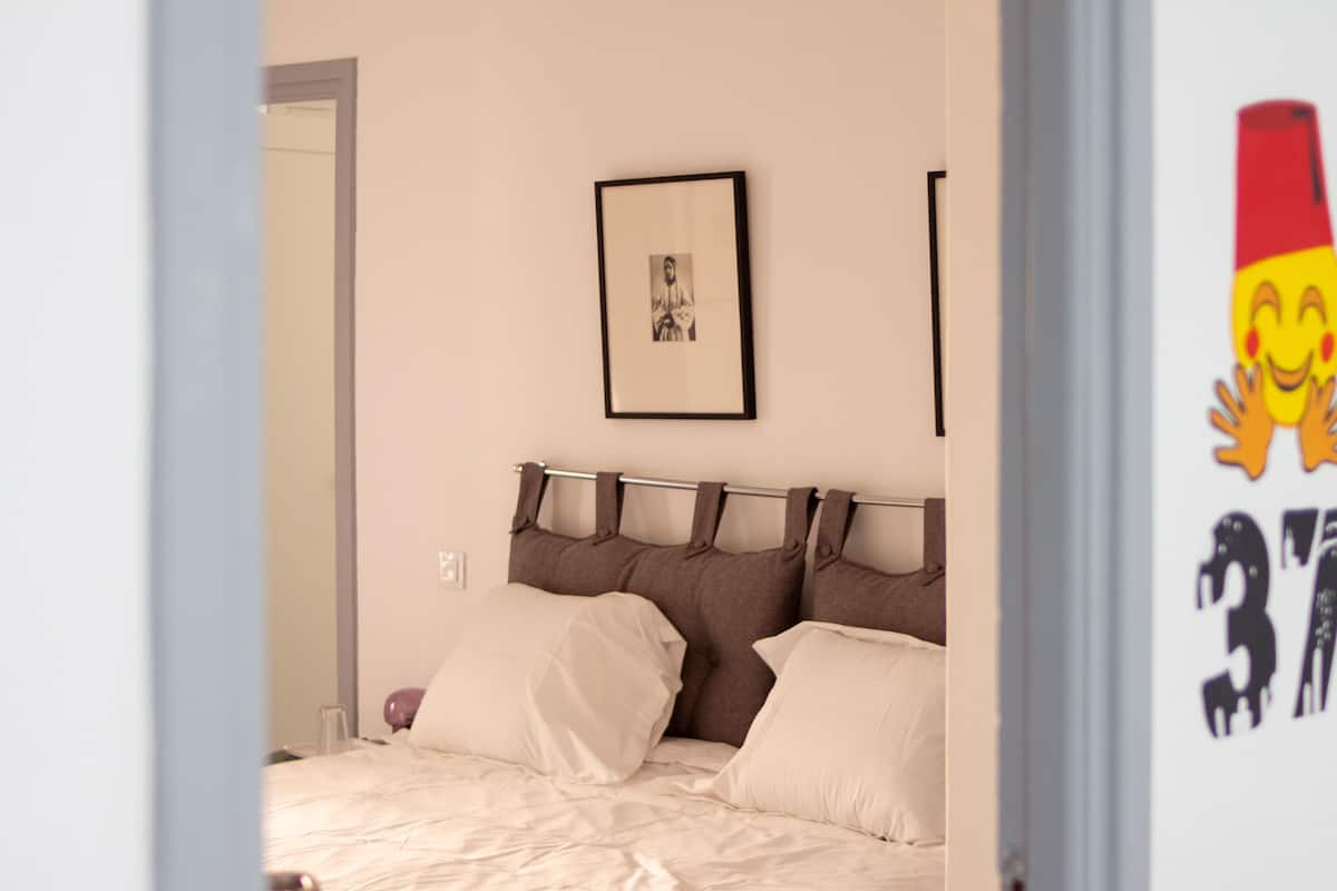 Quarto Duplo Deluxe | Roupa de alta qualidade, edredões de penas, secretária