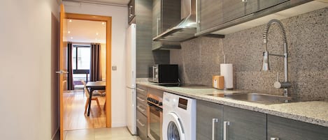 Apartamento, 1 quarto, terraço | Cozinha privada | Um frigorífico/congelador grande, um micro-ondas, um forno